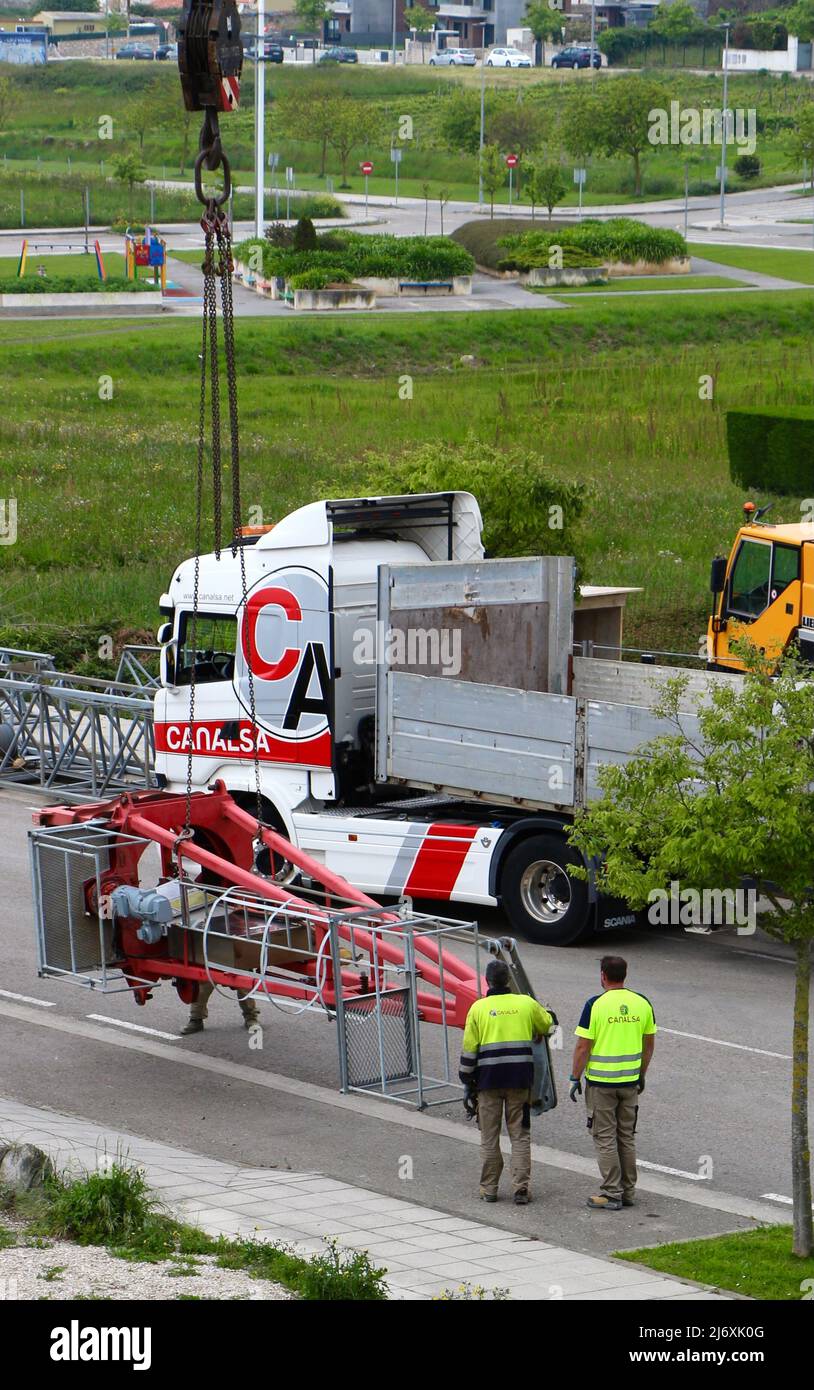 Taking the slewing unit from a flat bed lorry preparing to attach it to ...