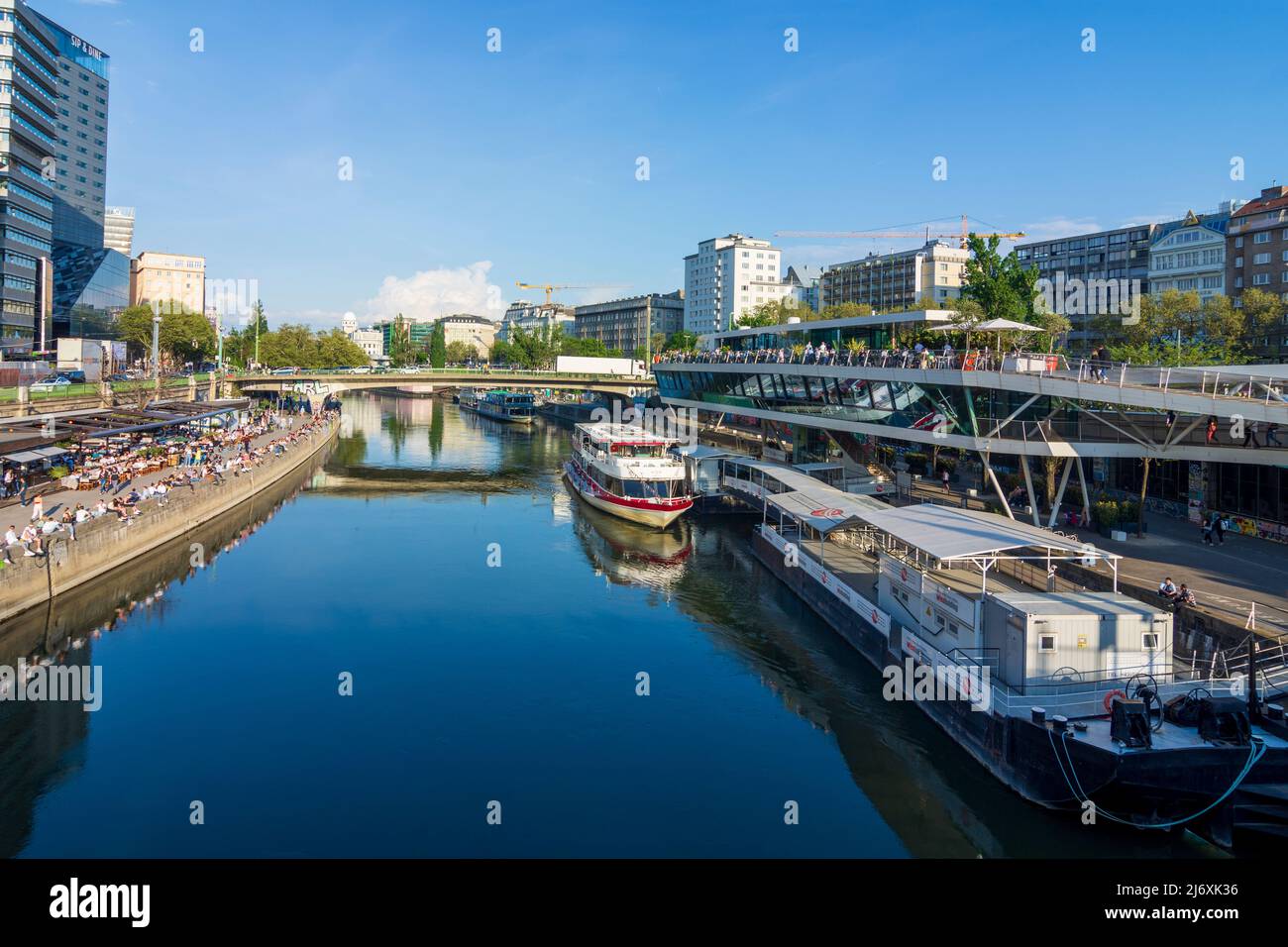 Wien, Vienna: river Donaukanal (Danube Canal), people sit on bank ...
