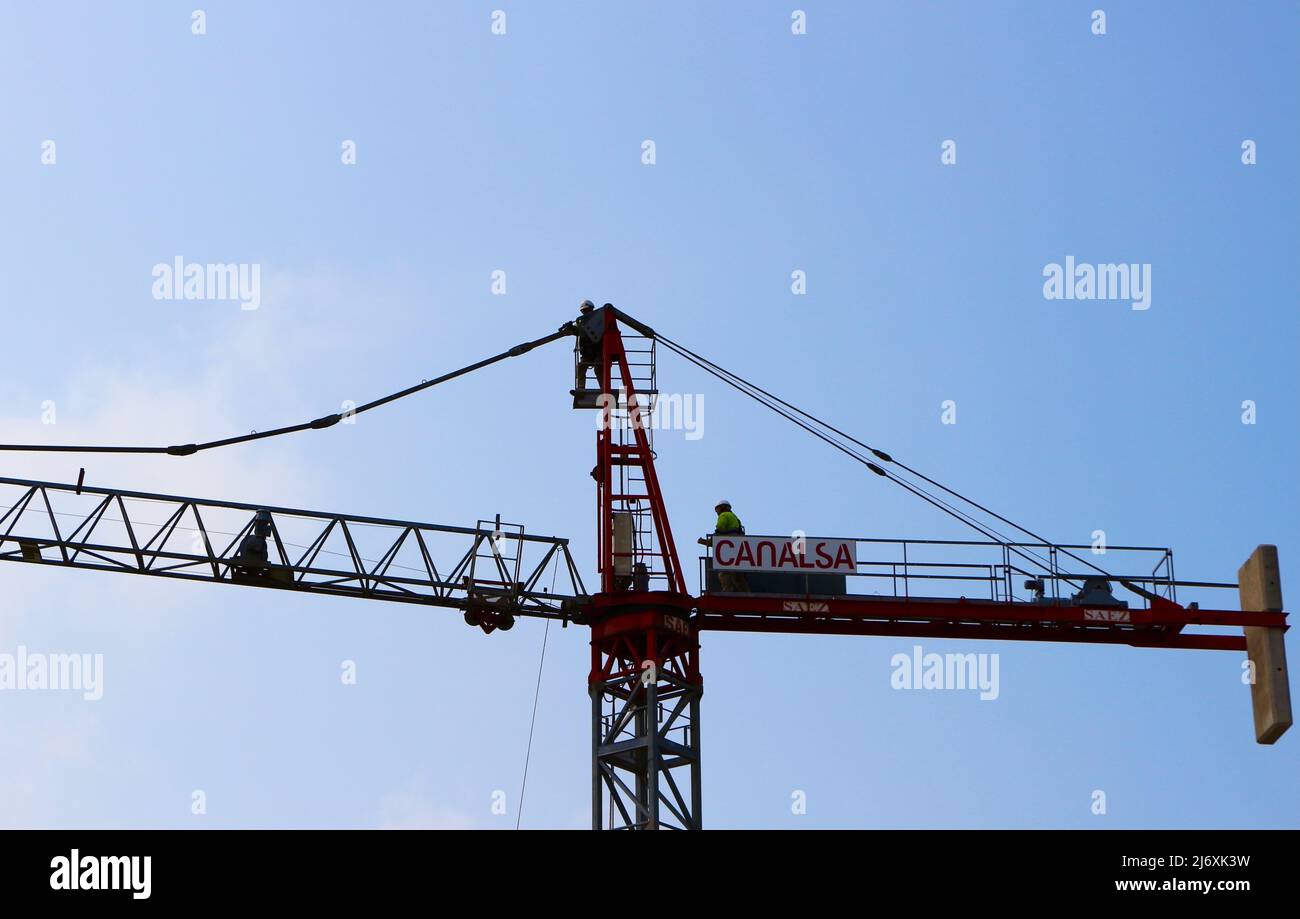 Fixing a jib suspension rod during the assembly of a tower crane ...