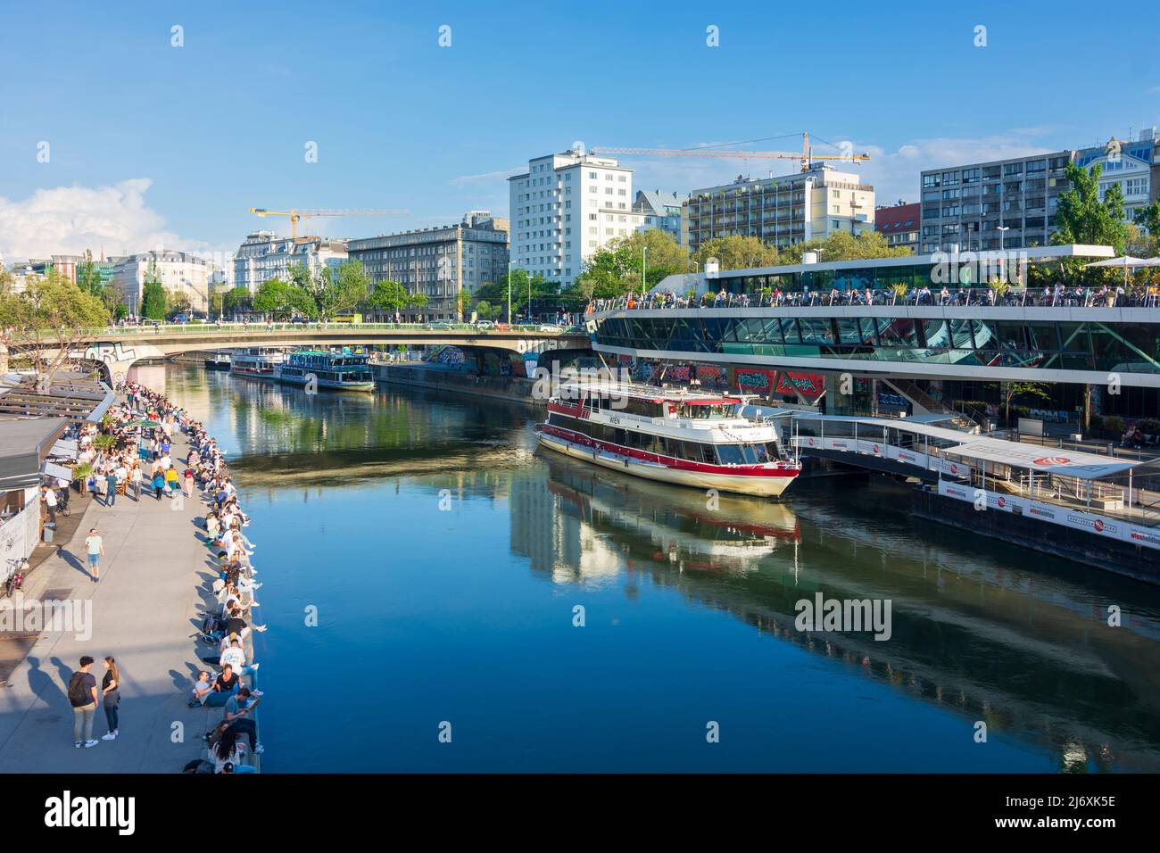Wien, Vienna: river Donaukanal (Danube Canal), people sit on bank ...