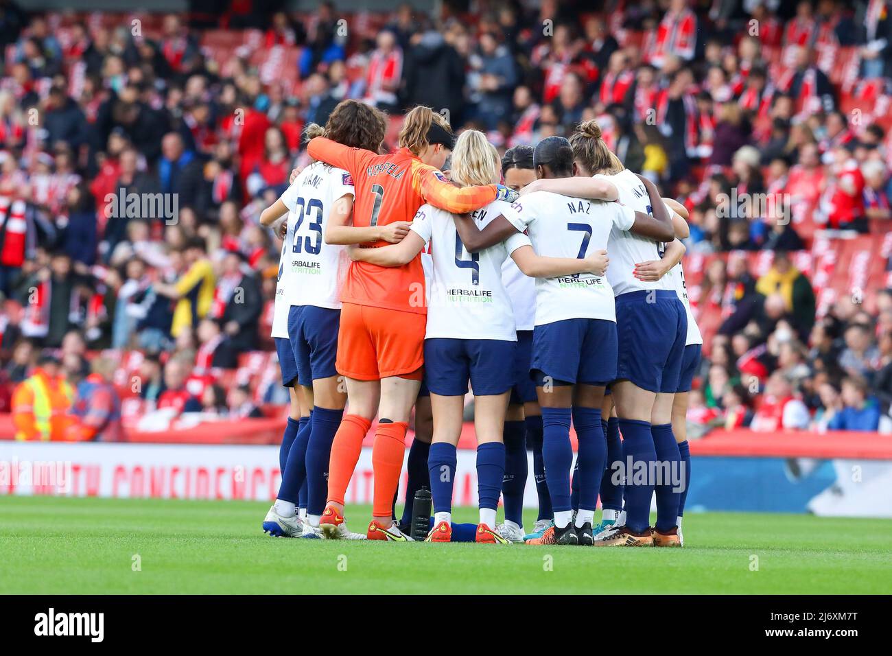 Tottenham hotspur players huddle hi-res stock photography and images ...