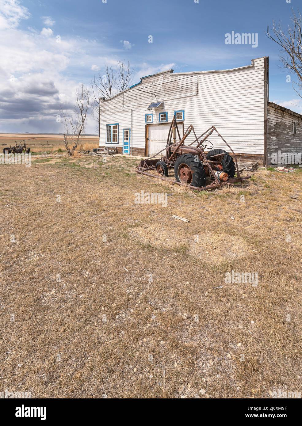 Old run down rusty tractor hi-res stock photography and images - Alamy