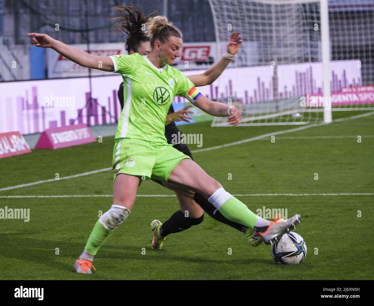 Alex Popp (11 VfL Wolfsburg) in action during the Frauen Bundesliga ...