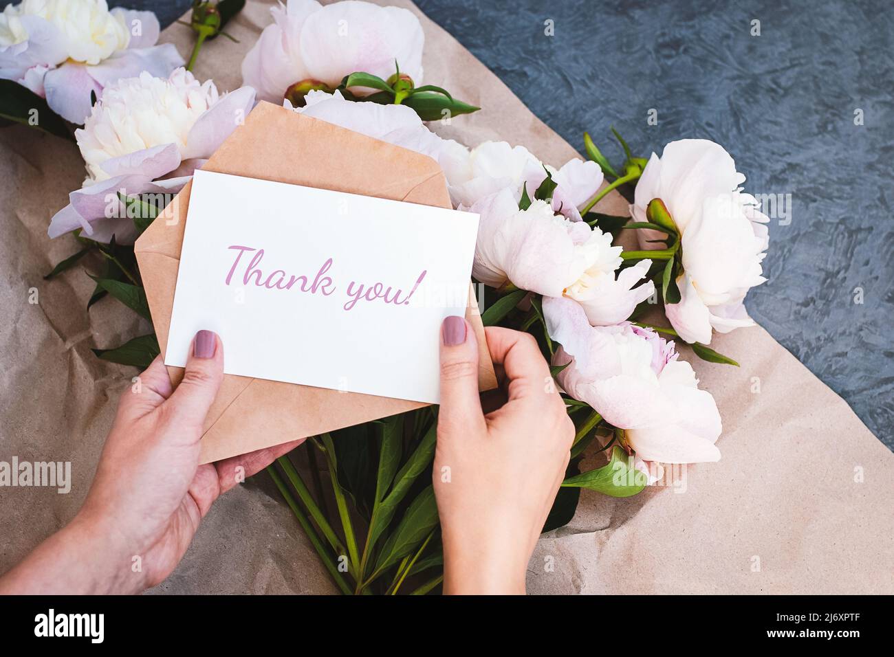 Bouquet of flowers thank you note hi-res stock photography and images ...