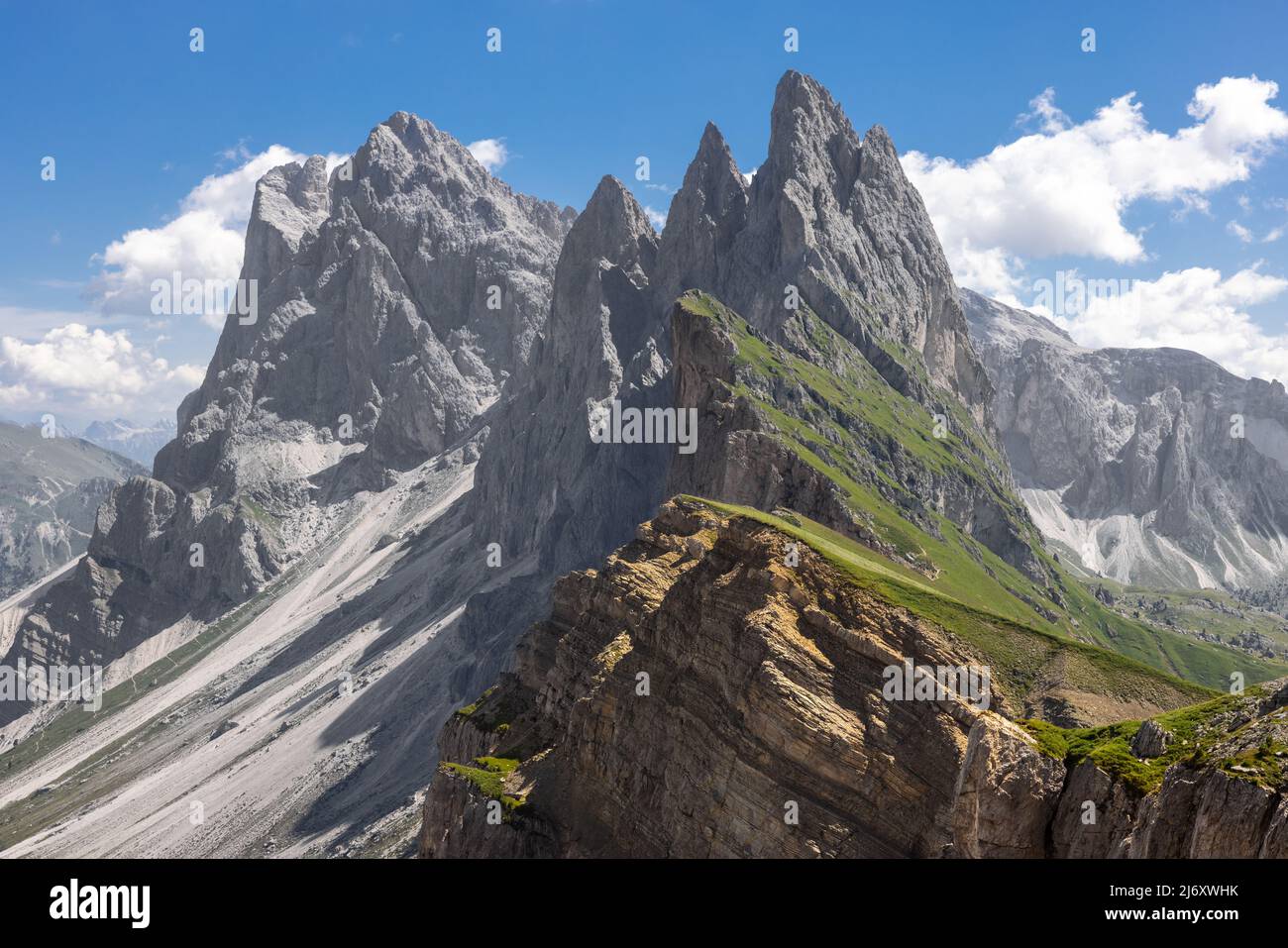 Close up of the rim of the Seceda plateau, with the Odle mountain range ...