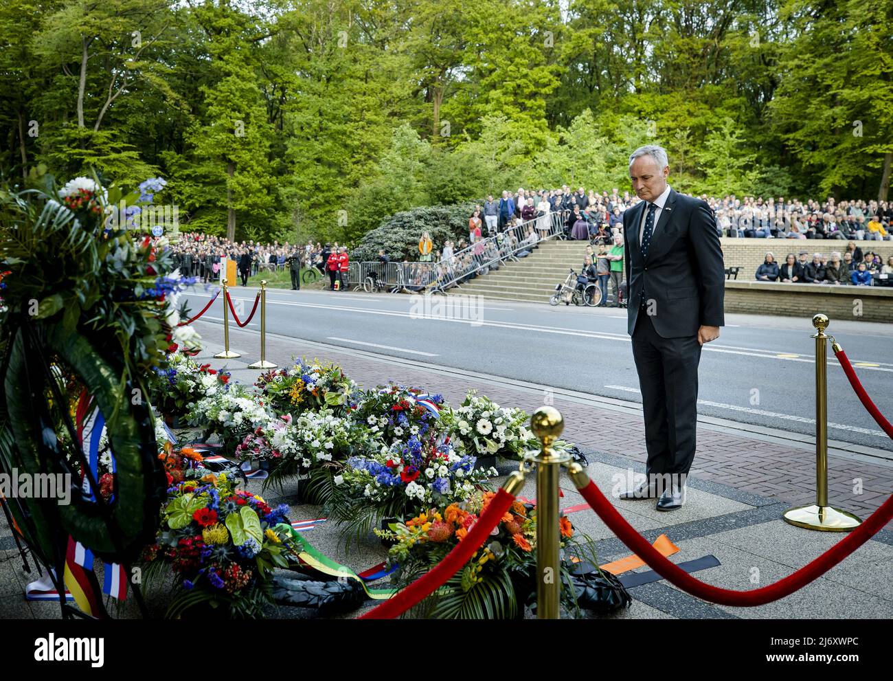 2022-05-04 20:27:40 RHENEN - General retired Tom Middendorp lays a ...