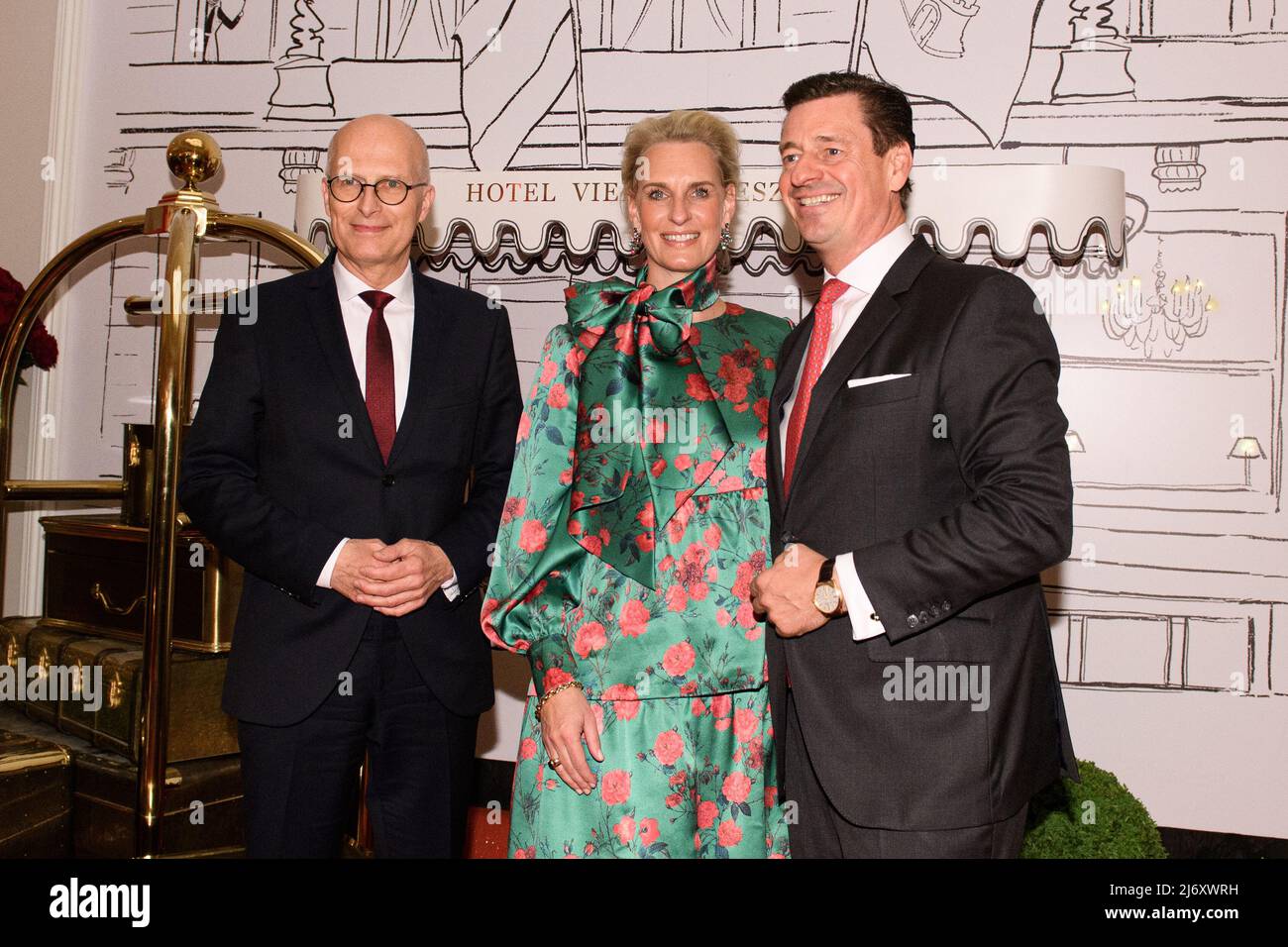 04 May 2022, Hamburg: Peter Tschentscher (l, SPD), First Mayor of ...