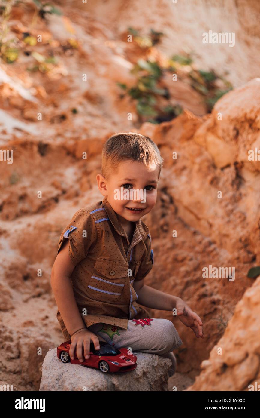 Kids sat down hi-res stock photography and images - Alamy