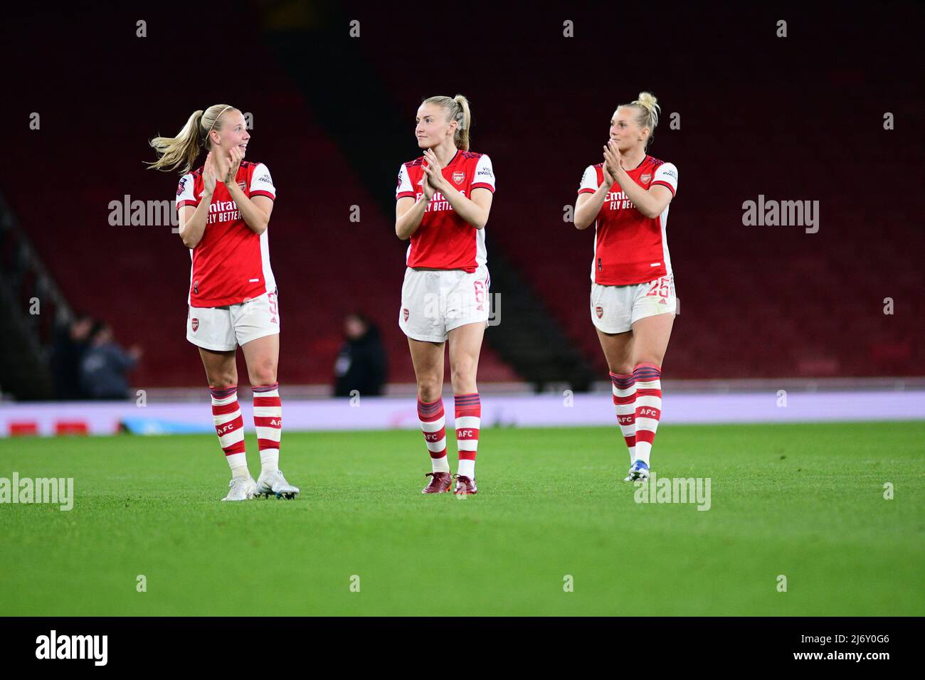London, UK. 04th May, 2022. Jennifer Beattie (5 Arsenal) Leah ...