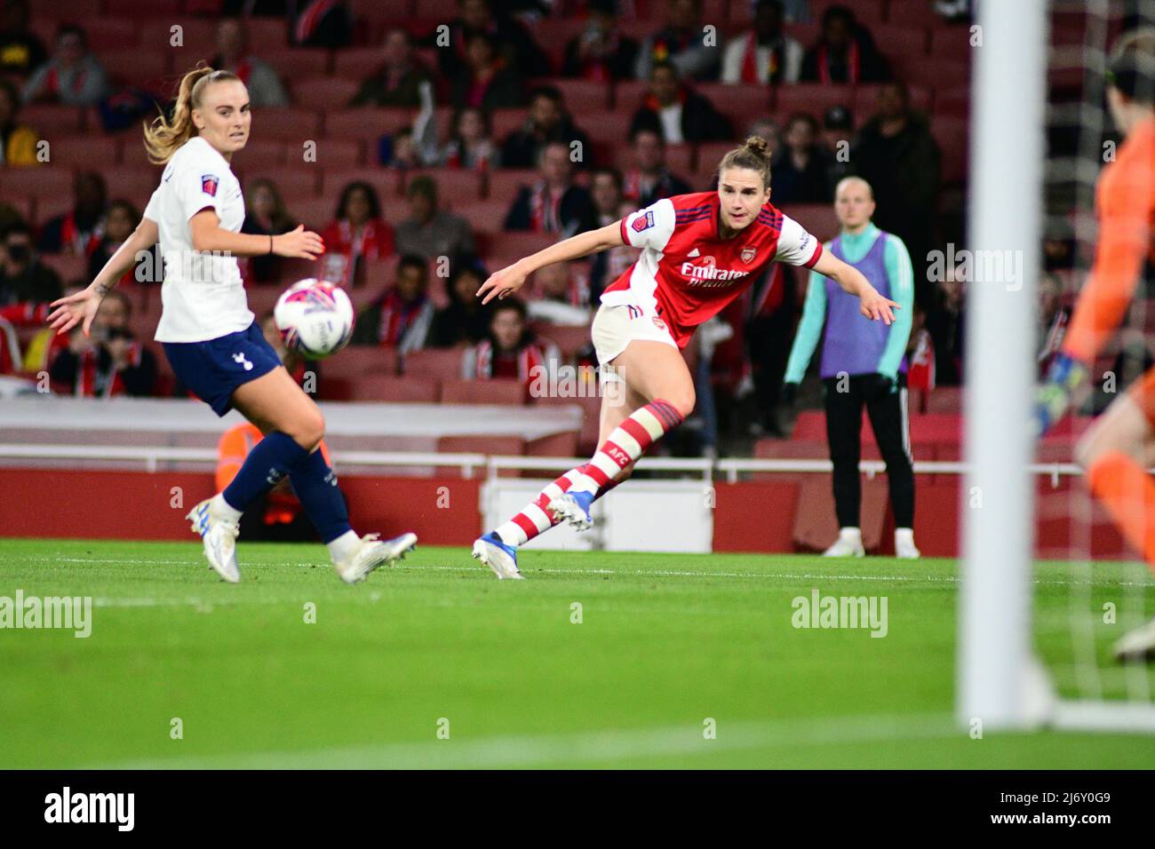 London, UK. 04th May, 2022. Vivianne Miedema (11 Arsenal) crosses the ...