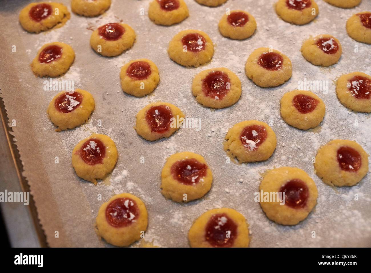 Metal bakery tray hi-res stock photography and images - Alamy