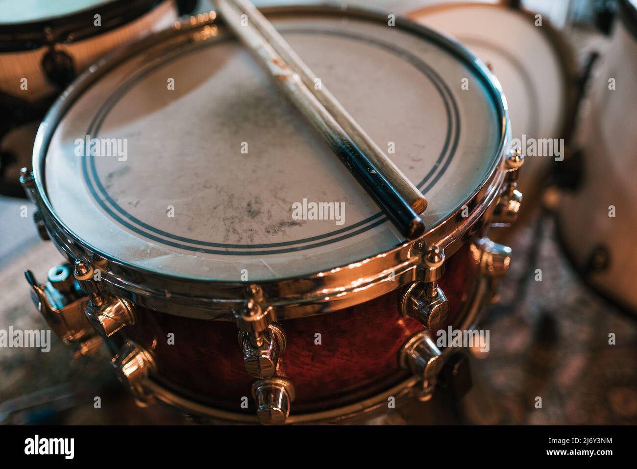 Acoustic drum kit hi-res stock photography and images - Alamy