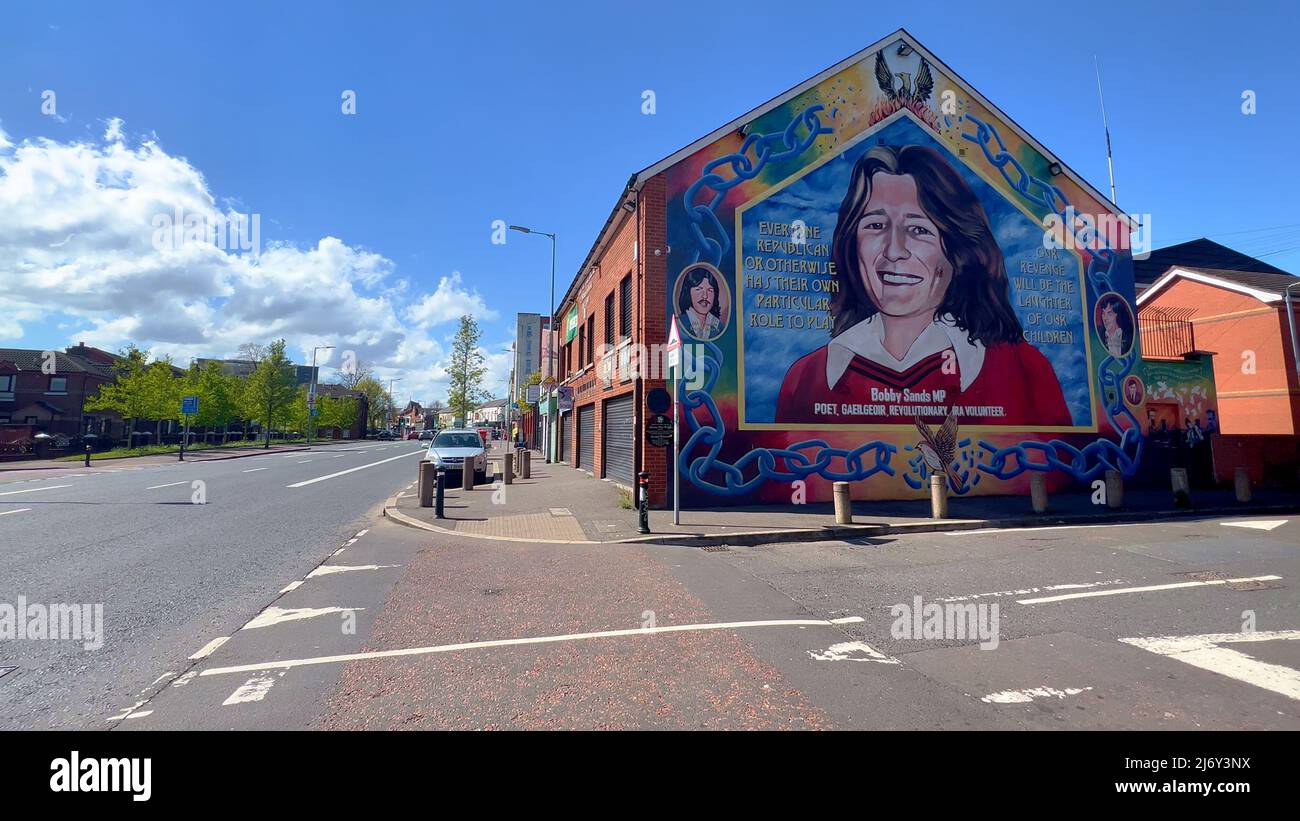 The famous Wall Murals of Belfast on the houses and Peace Wall ...