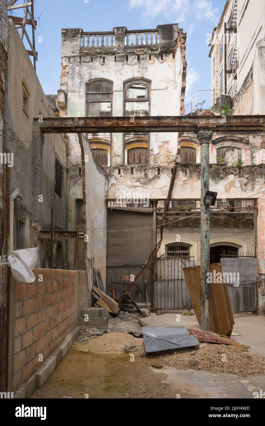 Crumbling vacant abandoned buildings hi-res stock photography and ...