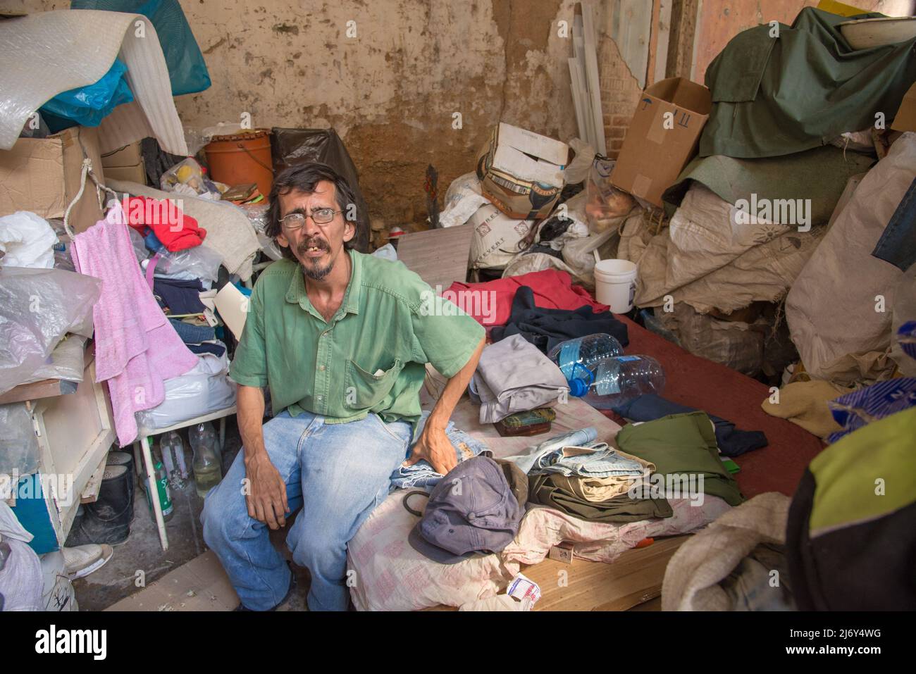 Cuba poverty homeless havana hi-res stock photography and images - Alamy