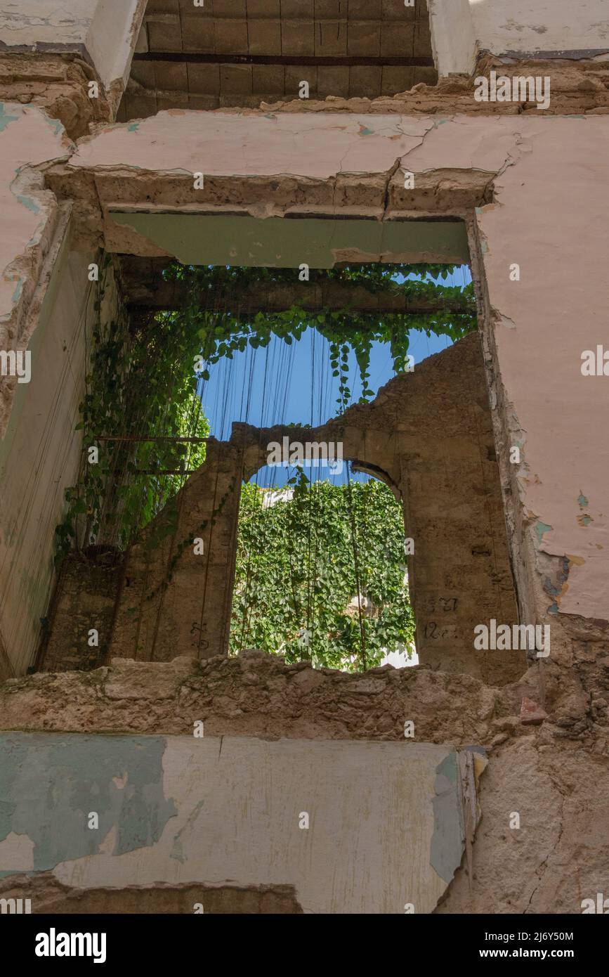Havana, Cuba - Abandoned building in Havana Stock Photo - Alamy
