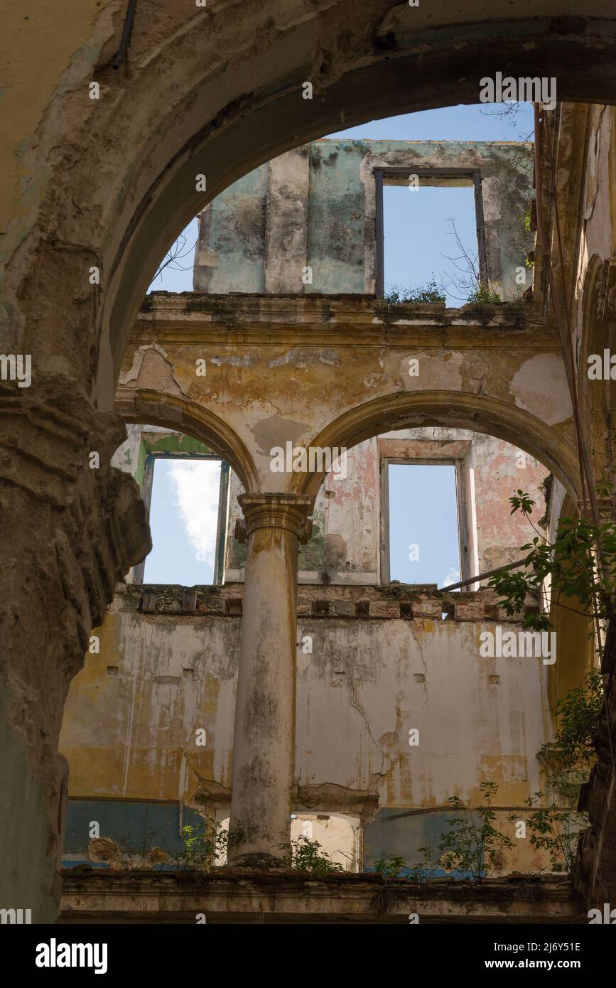 Havana, Cuba - Abandoned building in Havana Stock Photo - Alamy