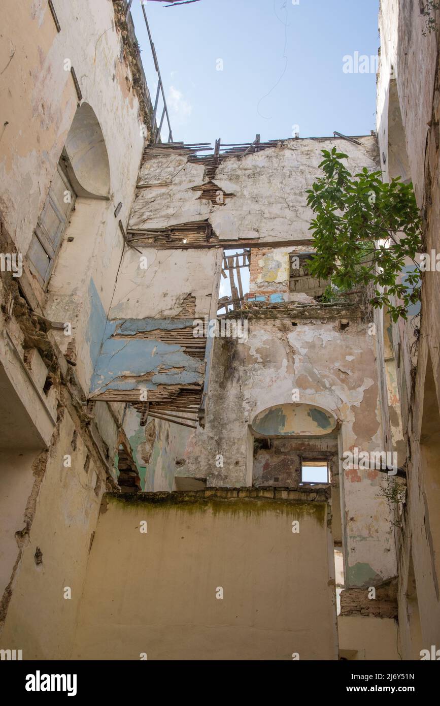Havana, Cuba - Abandoned building in Havana Stock Photo - Alamy