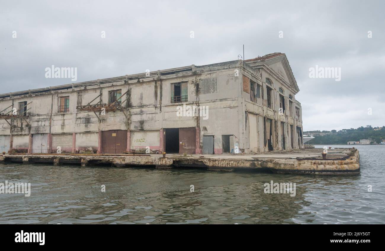 Empty warehouse decay hi-res stock photography and images - Alamy