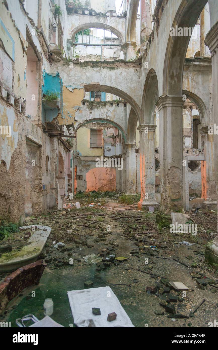 Havana, Cuba -One of many, many abandoned buildings in Havana Stock ...