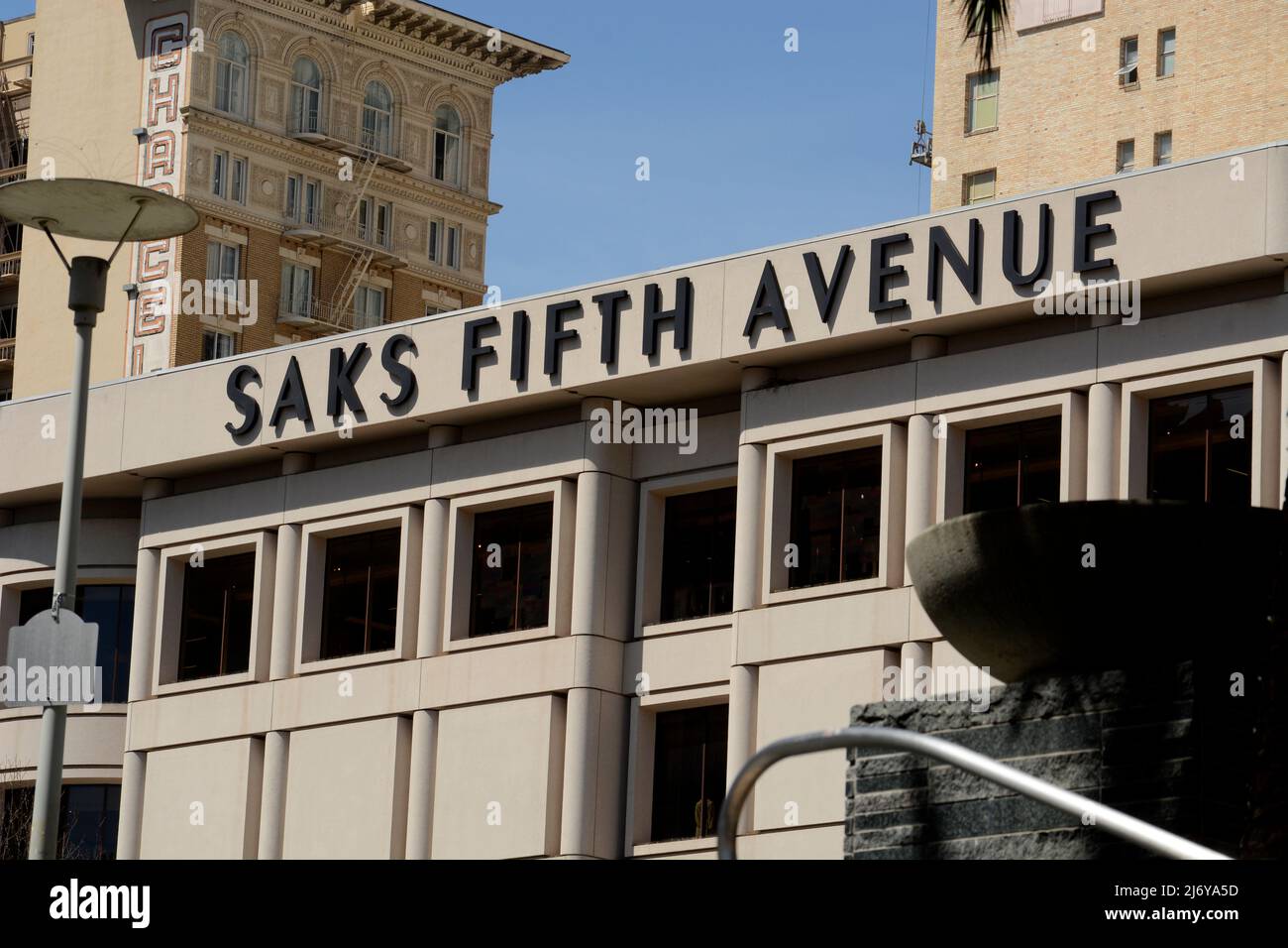 Luxury shoppers fifth avenue hi-res stock photography and images - Alamy