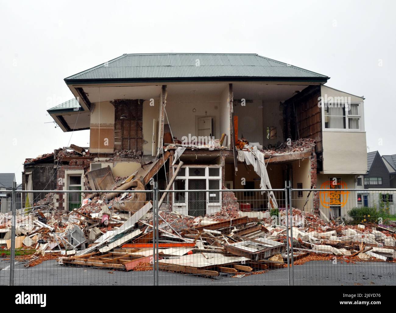 Earthquake door hi-res stock photography and images - Alamy