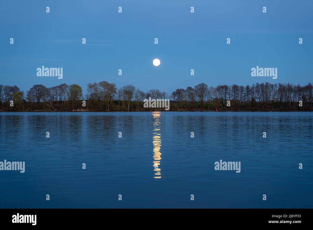 Moon reflected in water hi-res stock photography and images - Alamy