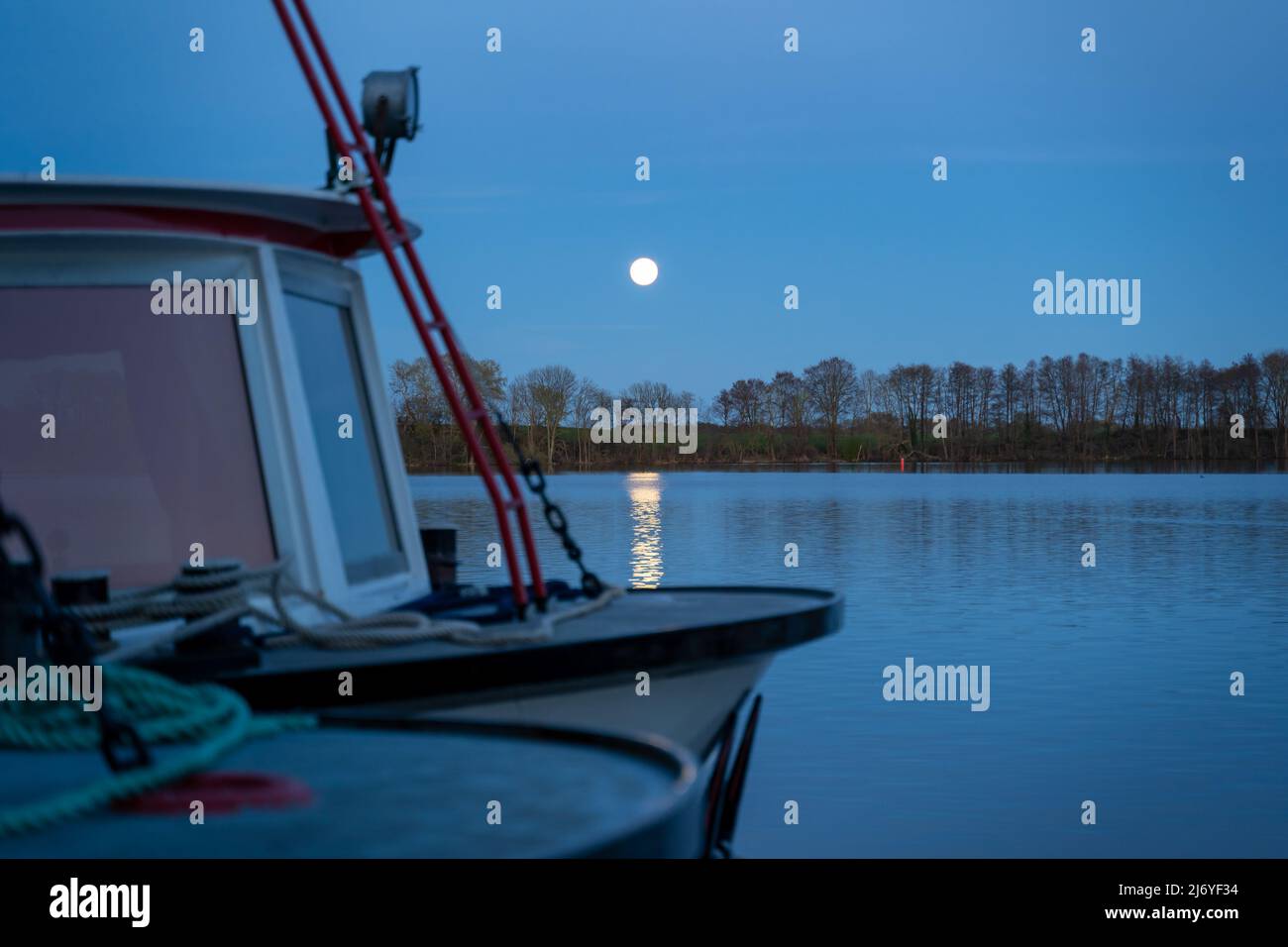 Full moon reflection on lake hi-res stock photography and images - Alamy