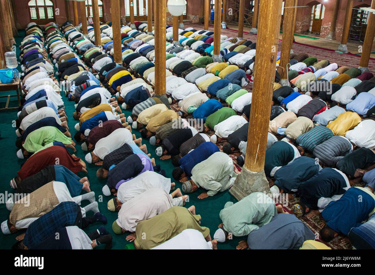 Kashmiri Muslim worshippers offering Eid-al-Fitr prayers at a local ...