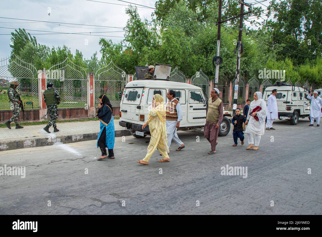 Muslims leaving hi-res stock photography and images - Alamy