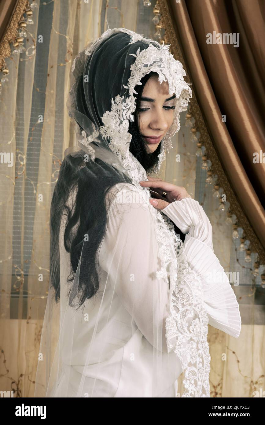 Beautiful middle Eastern bride in wedding dress Stock Photo - Alamy