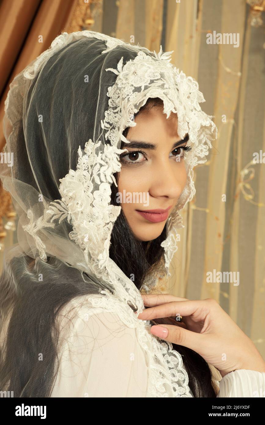 Beautiful Muslim bride looking away Stock Photo - Alamy