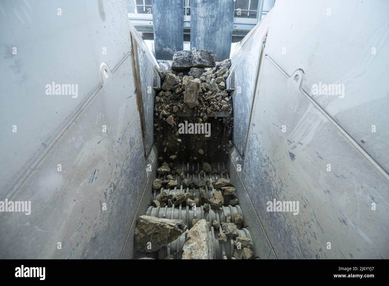 02 May 2022, Baden-Wuerttemberg, Ehningen: A roller grate in a crushing ...
