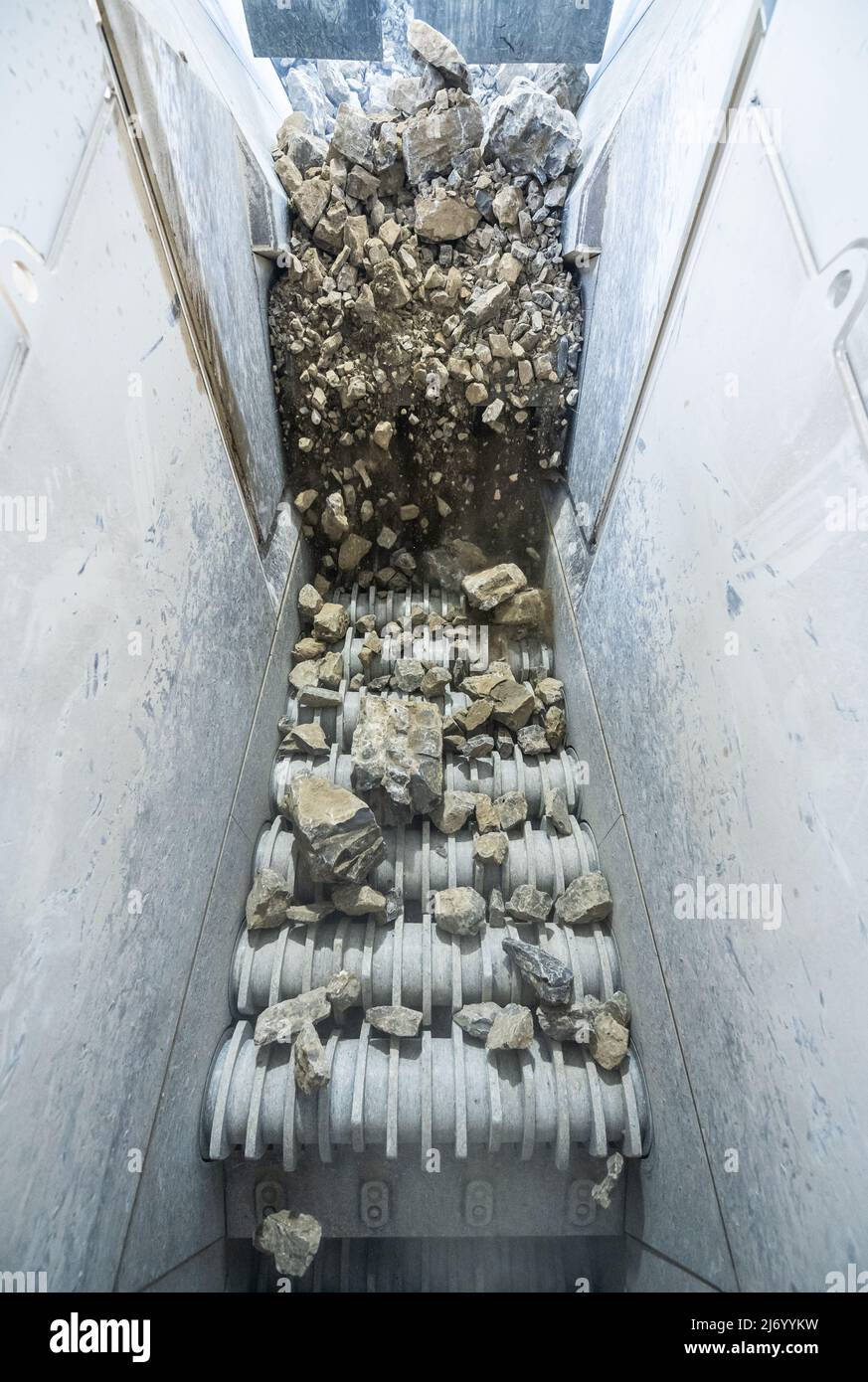 02 May 2022, Baden-Wuerttemberg, Ehningen: A roller grate in a crushing ...