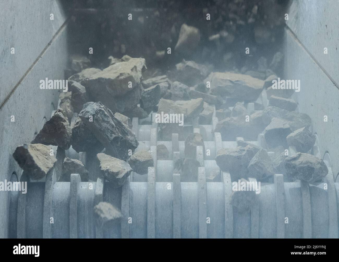 02 May 2022, Baden-Wuerttemberg, Ehningen: A roller grate in a crushing ...