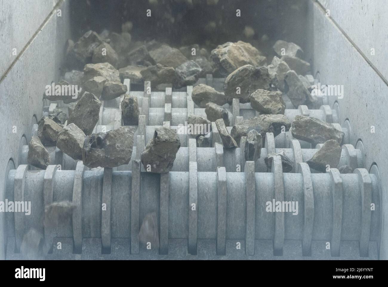 02 May 2022, Baden-Wuerttemberg, Ehningen: A roller grate in a crushing ...