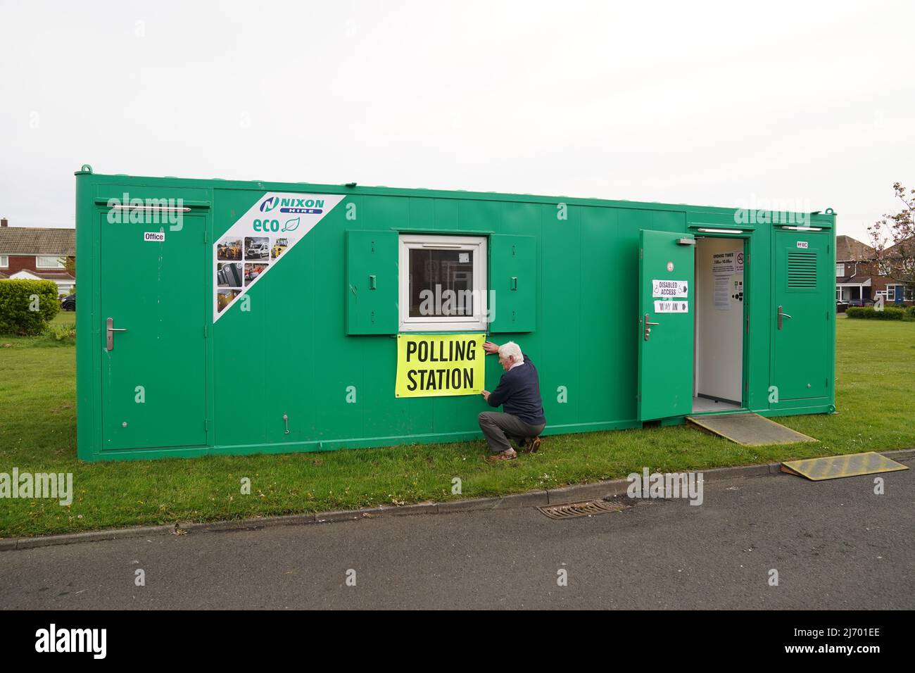 Voting location sign hi-res stock photography and images - Alamy
