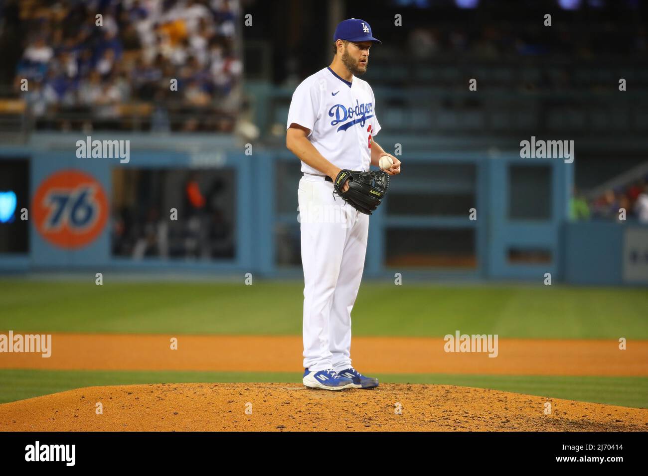 Los Angeles Dodgers pitcher Clayton Kershaw (22) prepares to throw a ...