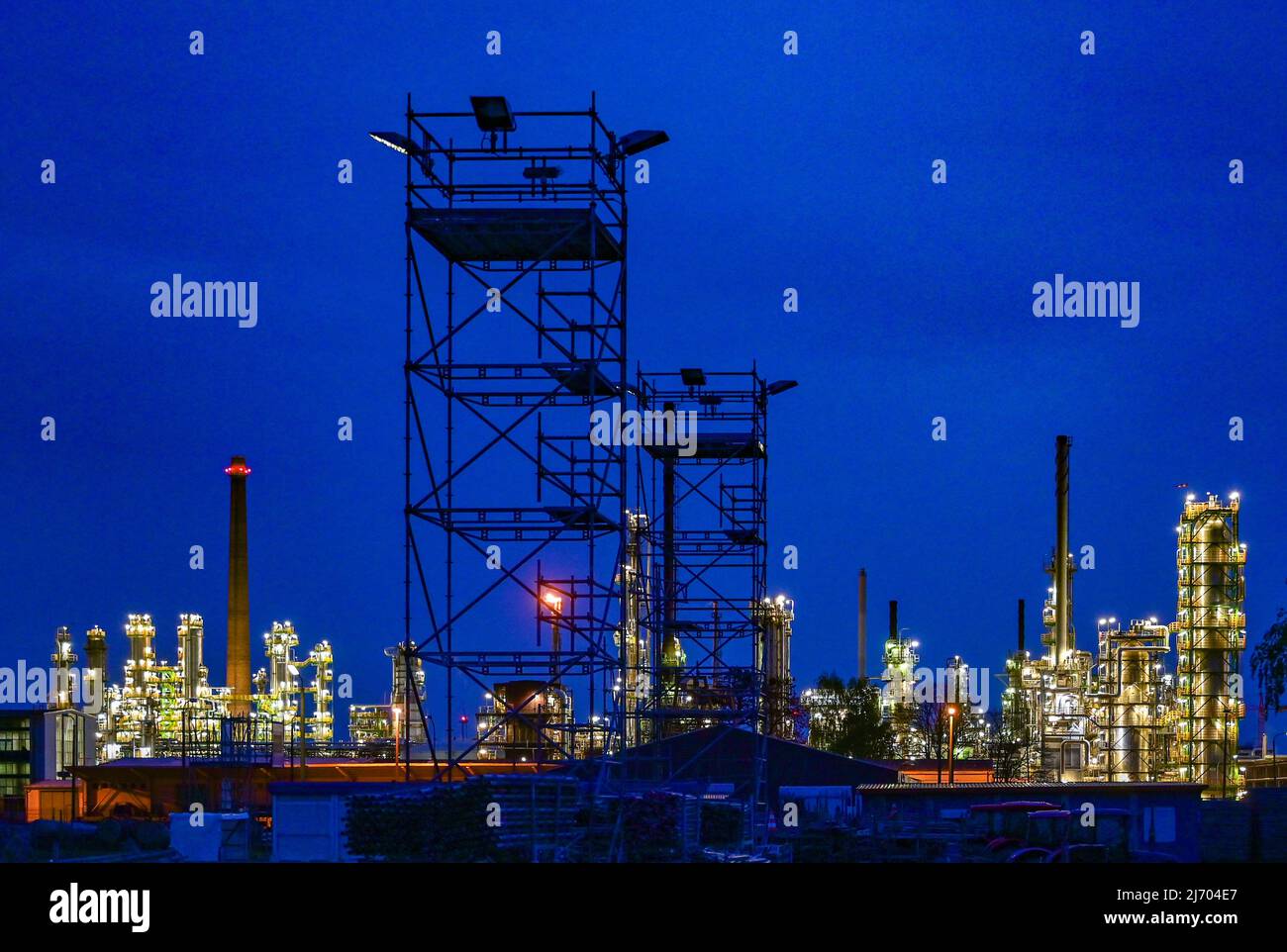 04 May 2022, Brandenburg, Schwedt: The facilities of the oil refinery ...