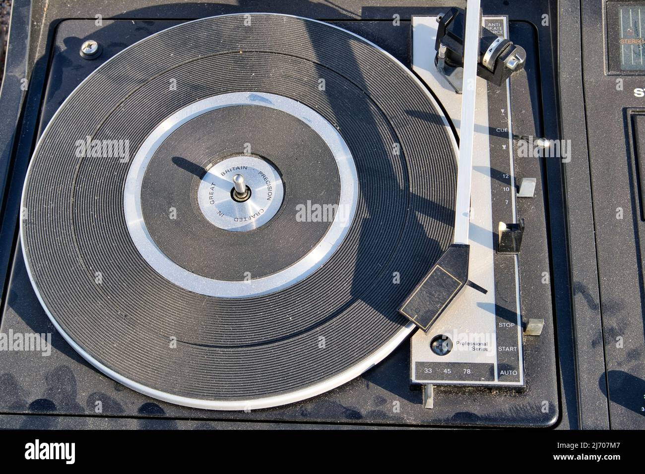 broken old vintage turntable vinyl record player Stock Photo - Alamy