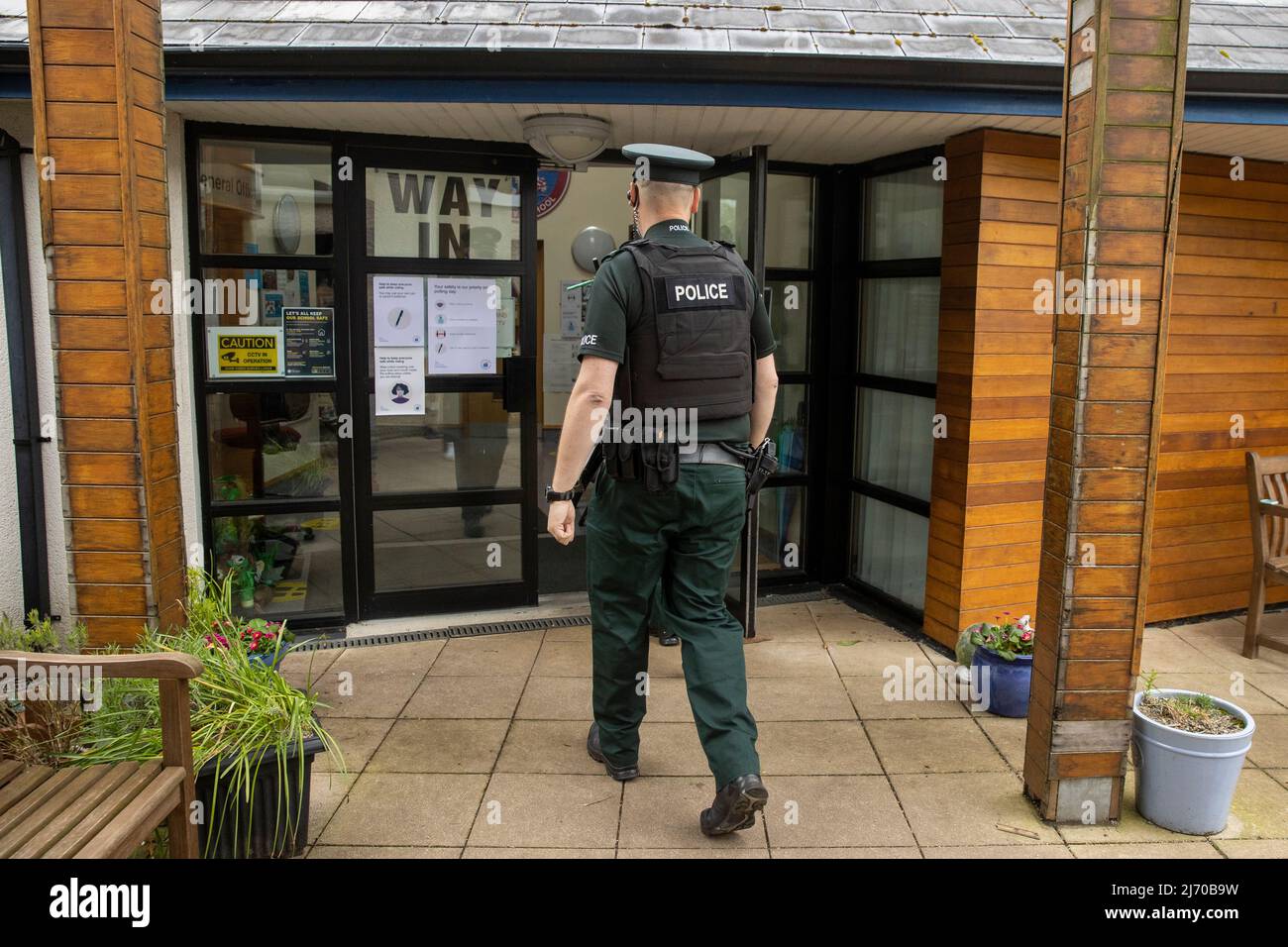 Psni officers carry out hi-res stock photography and images - Alamy