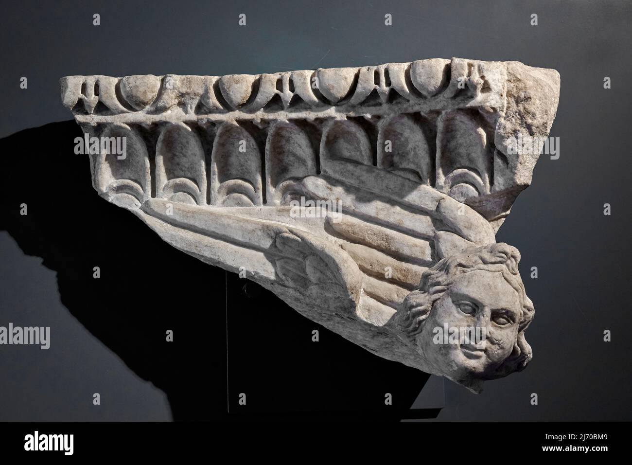 capitello frammentario con erote - marmo greco - fine II inizio III ...