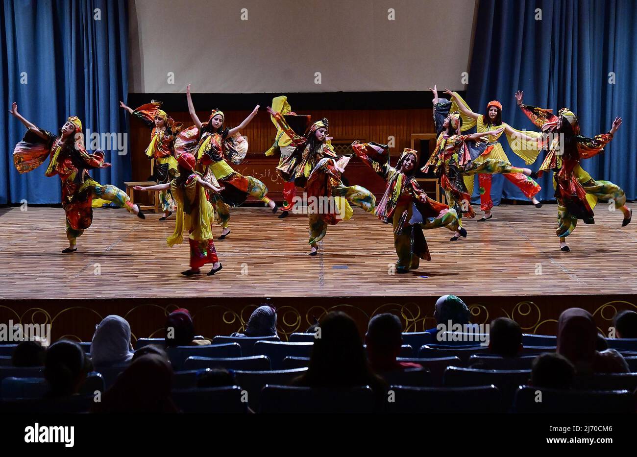 (220505) -- DAMASCUS, May 5, 2022 (Xinhua) -- Artists perform a musical ...
