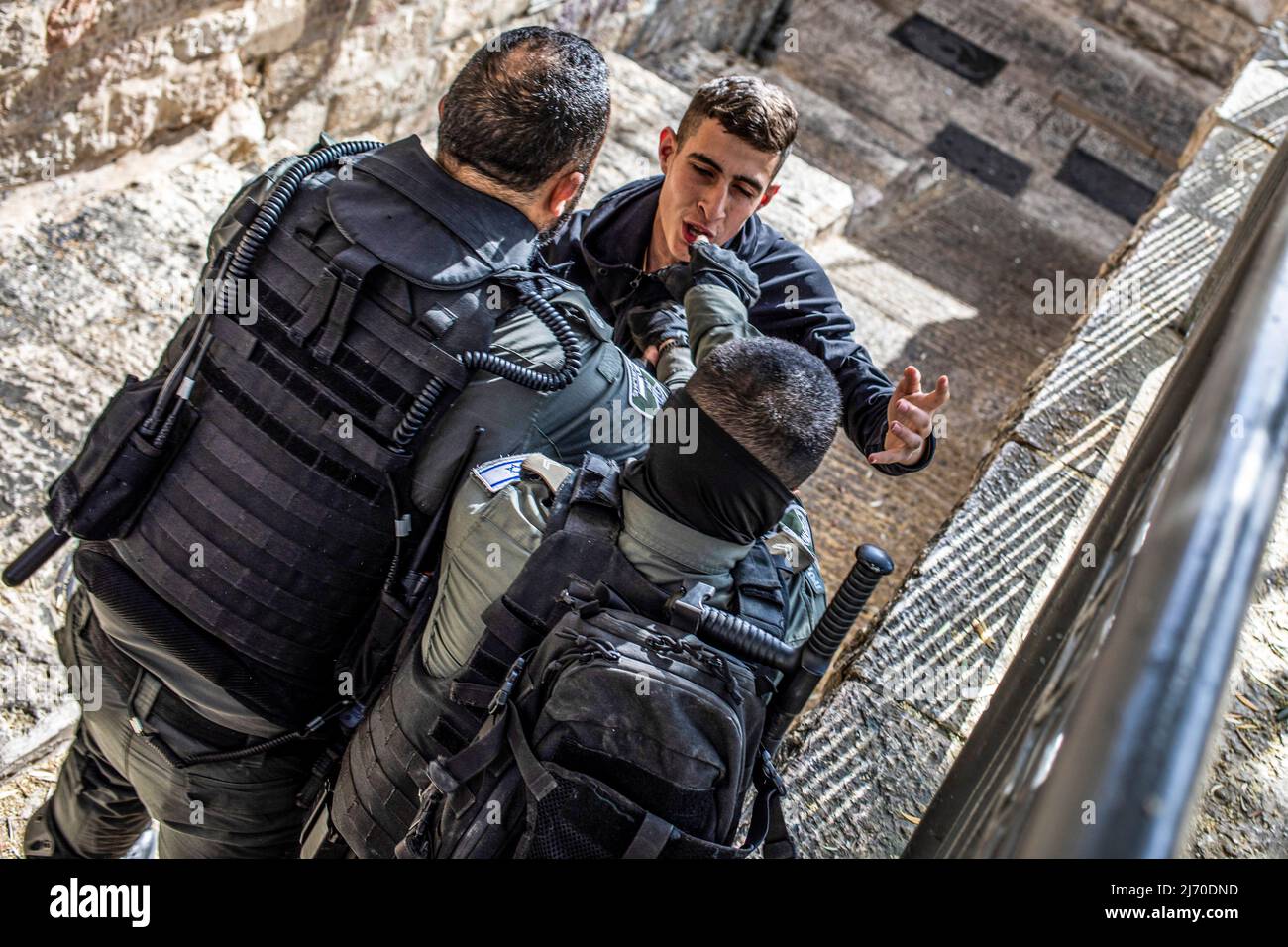 05 May 2022, ---, Jerusalem: Israeli security officers scuffle with a ...