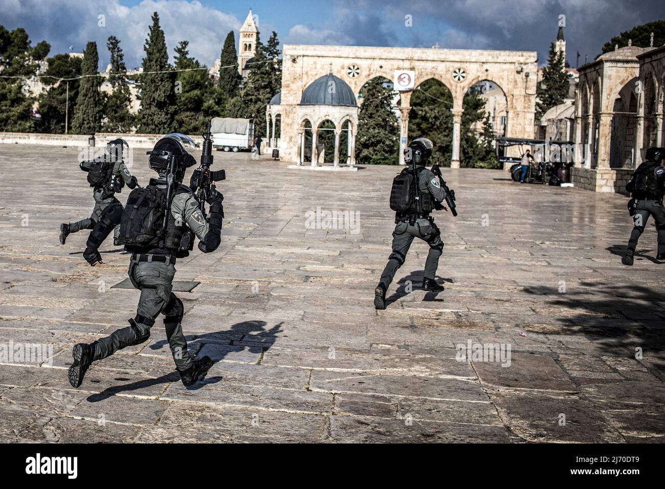 05 May 2022, ---, Jerusalem: Israeli security officers patrol in front ...