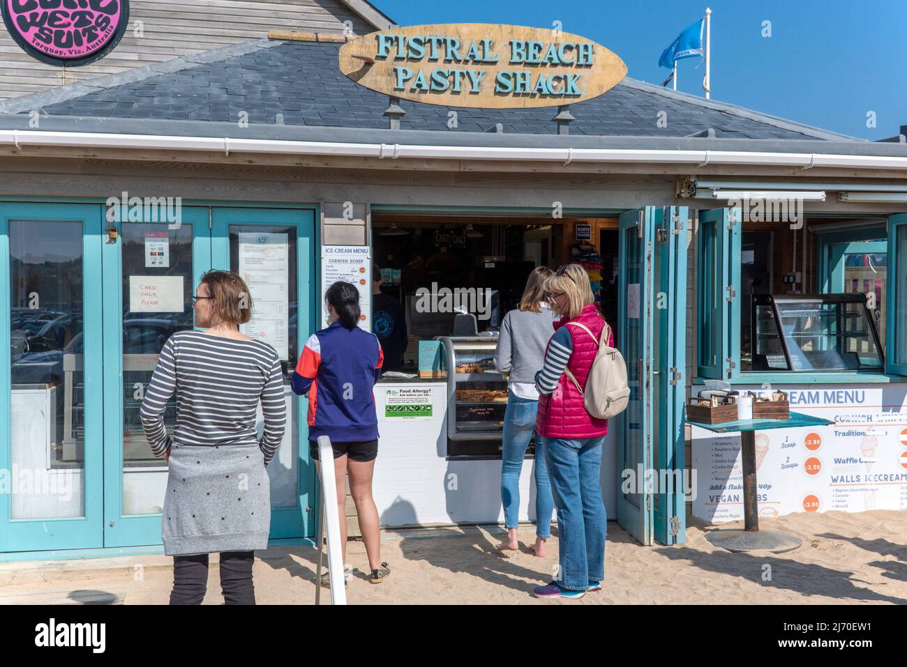 Holidaymakers visitors queueing at the Pasty Shack on Fistral Beach in ...