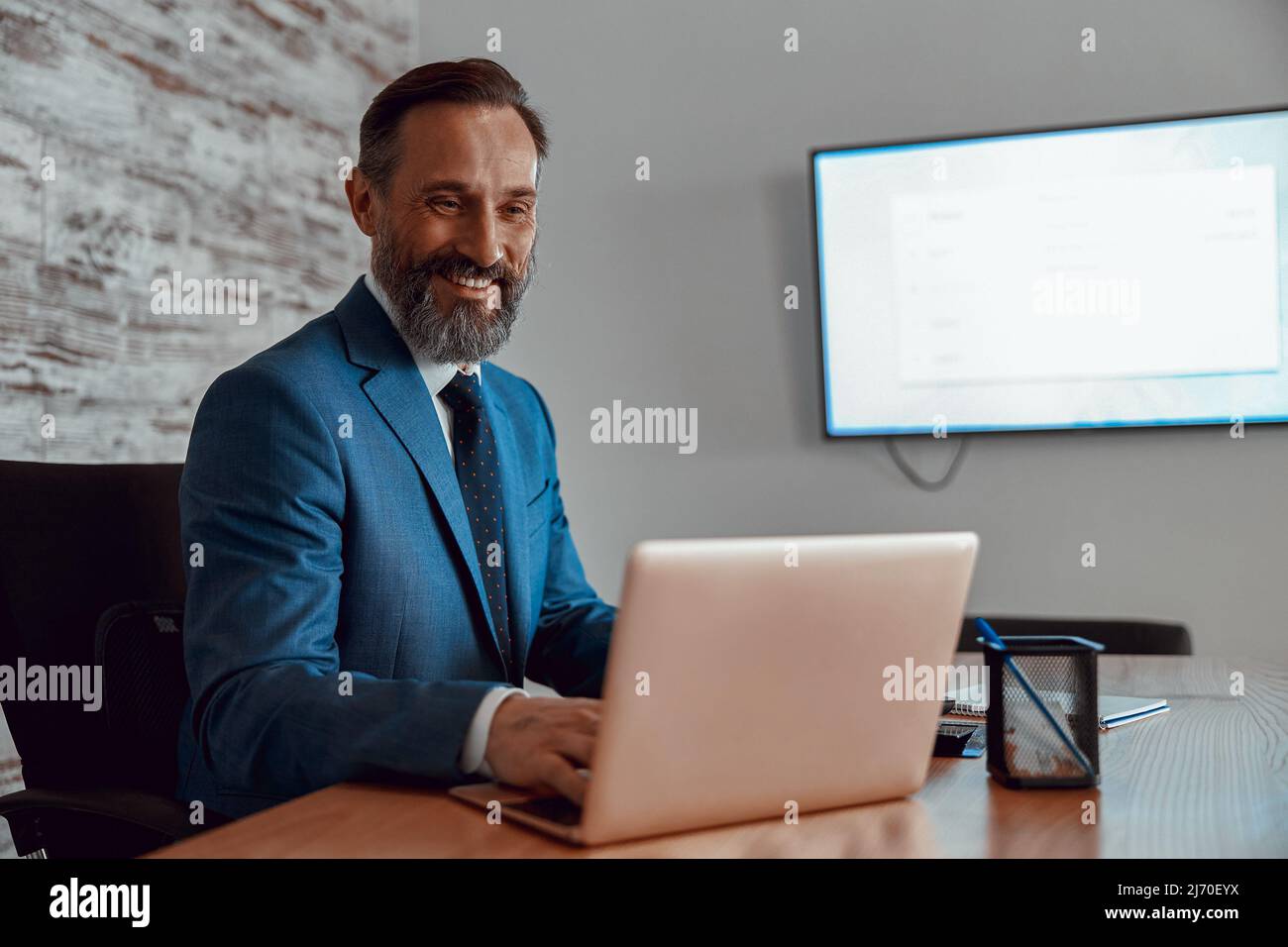 Bearded man looking computer screen hi-res stock photography and images ...