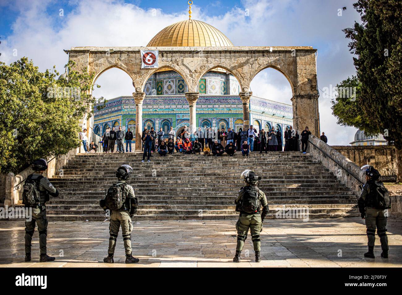 05 May 2022, ---, Jerusalem: Israeli security officers stand guard in ...