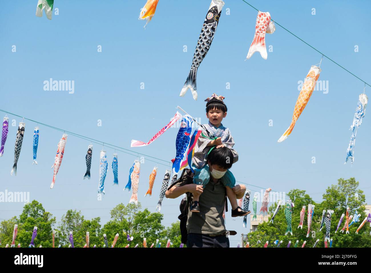(220505) -- SAITAMA, May 5, 2022 (Xinhua) -- A man carrying a child on ...