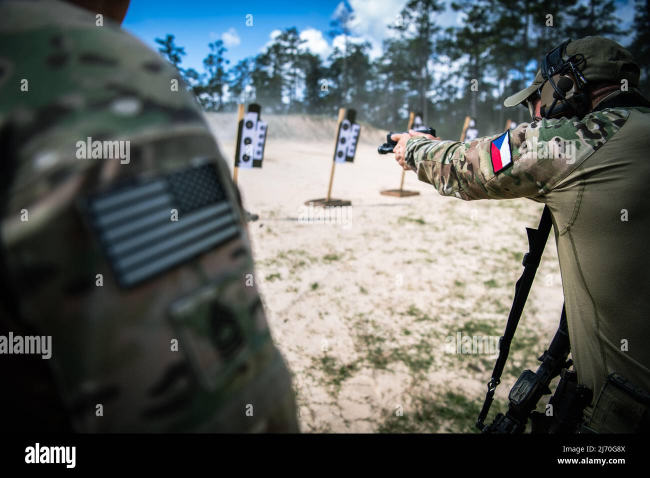 U.S. Army and Czech Special Forces participate in weapons training ...